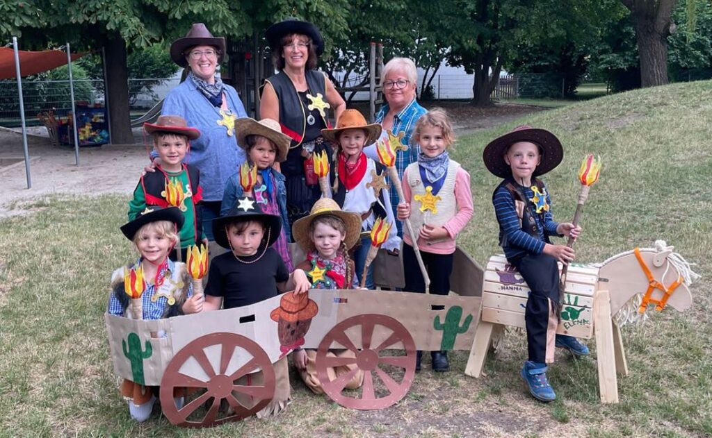 Cowboys und Cowgirls am Lagerfeuer: Vorschulkinder übernachten im ...